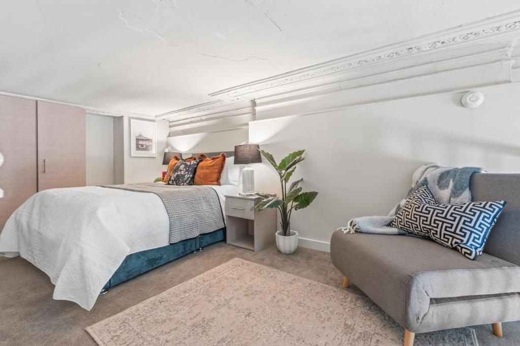 City Centre Split Level Loft Apartment with Fast WIFI, Central Station ...