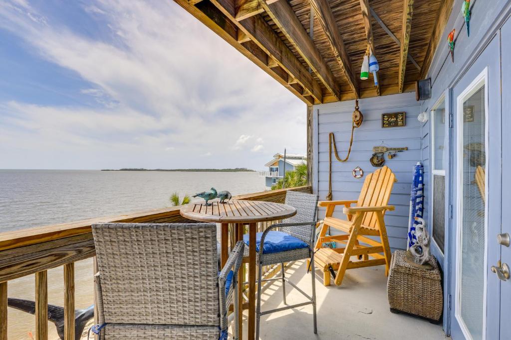 Walkable Beachfront Retreat on Cedar Key!, Cedar Key (updated prices 2026)