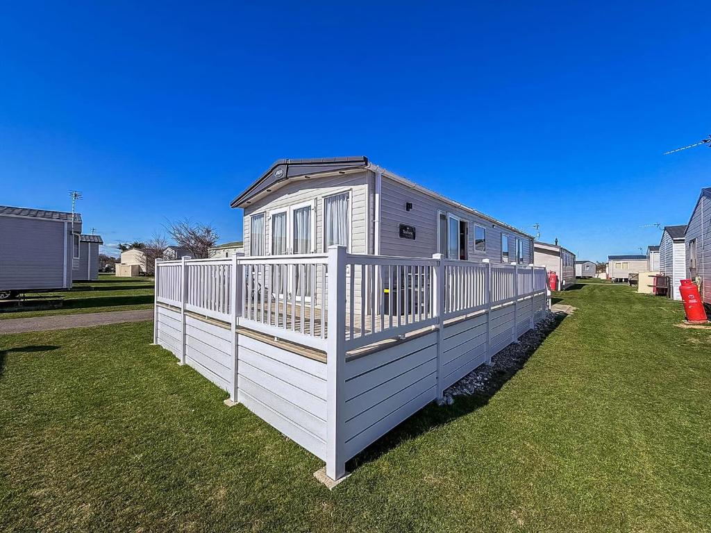 Lovely Caravan With Seaviews And Decking Near Pakefield Beach Ref ...