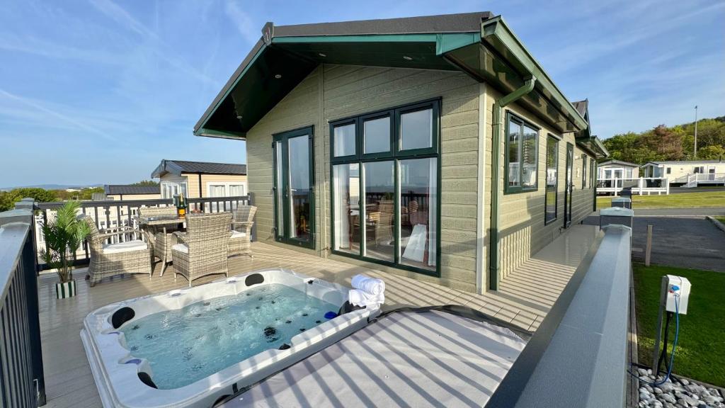 Victory Lodge with Hot Tub - 2 Bedroom - Sleeps 6 - Bron-Y-Wendon ...