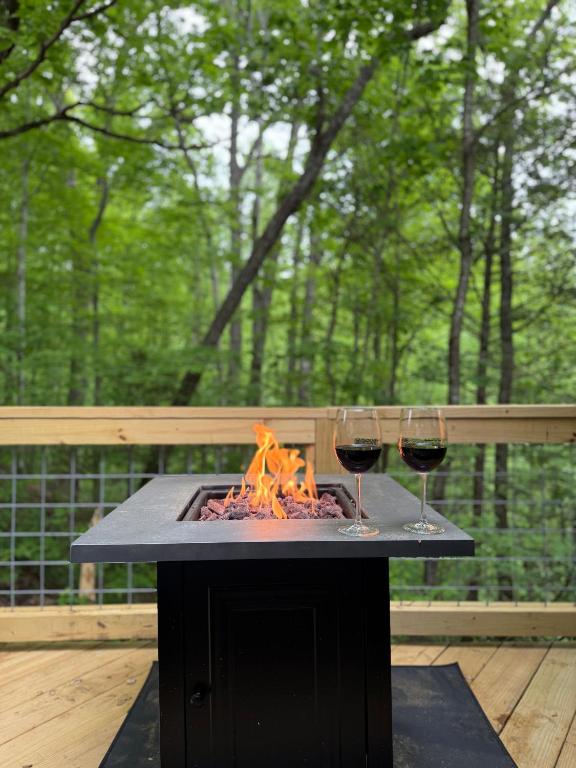 Couples Getaway Cabin near National Park w Hot Tub, Pigeon Forge ...