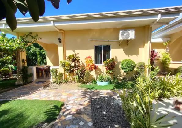 The Ivory Castle, Pooc (opdaterede priser for 2025)