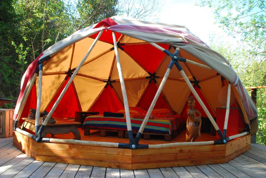 Tente tipi nature, calme, cascade et baignade à 10 minutes à pieds ...