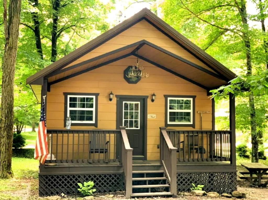 Quaint Cabin with Outdoor Grill and Picnic Space in West Virginia ...