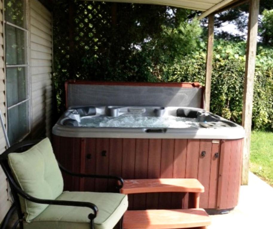 Rural Eight-Person Cottage Rental with a Hot Tub by Hocking Hills State ...
