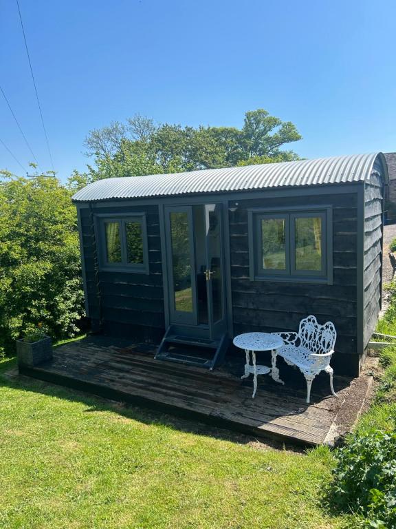 Rhodes To Serenity - Mermaid Shepherds Hut, Stoke on Trent (updated ...