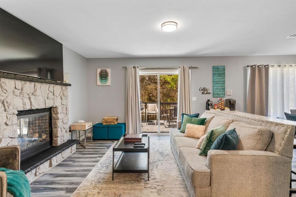 Poconos Family Retreat, Game Room, 4BR, Long Pond (updated prices 2025)