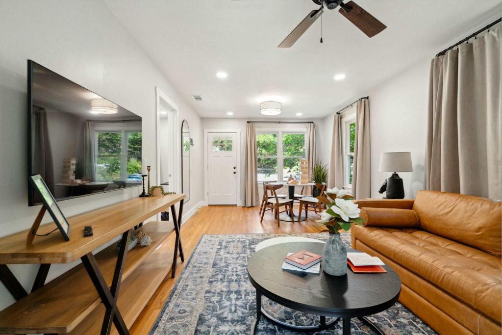 Professionally Decorated Walkable to SoCo, Austin (updated prices 2025)