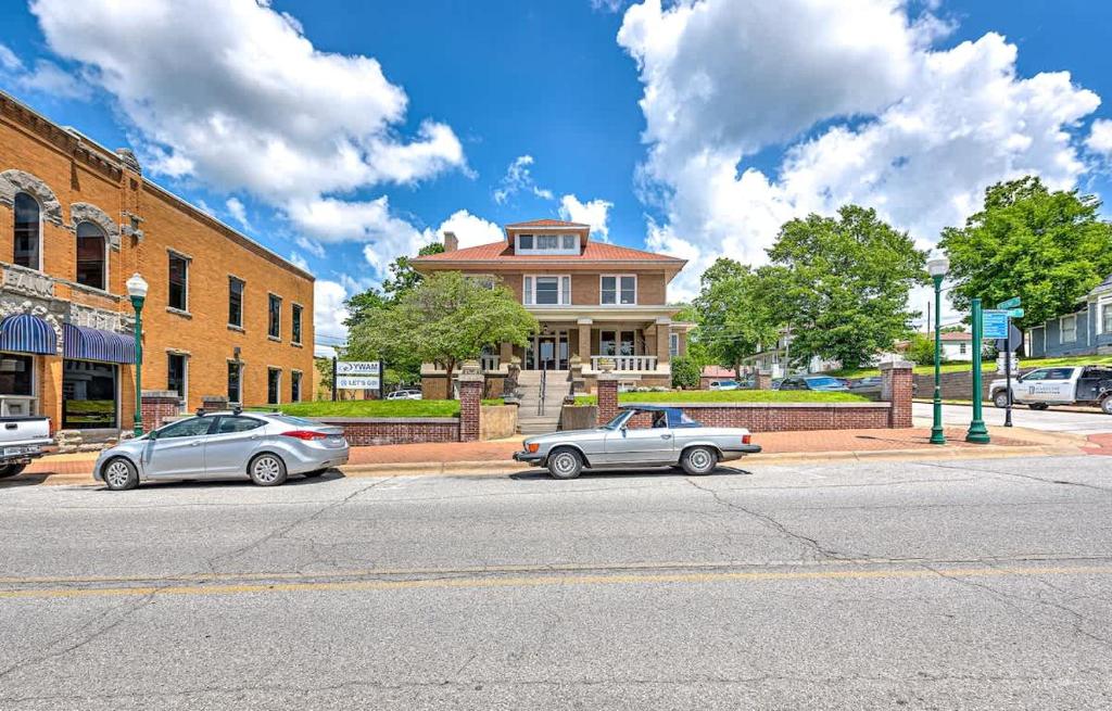 The Uptown Suite at The Historic Connely Harrington, Siloam Springs ...
