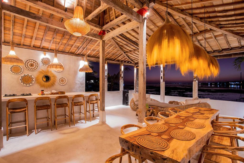 Sunset House Ceningan, 10 person beachview private villa, Nusa Lembongan (updated prices 2025)