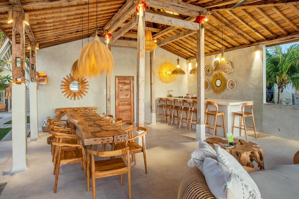 Sunset House Ceningan, 10 person beachview private villa, Nusa Lembongan (updated prices 2025)