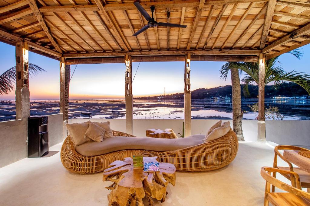 Sunset House Ceningan, 10 person beachview private villa, Nusa Lembongan (updated prices 2025)
