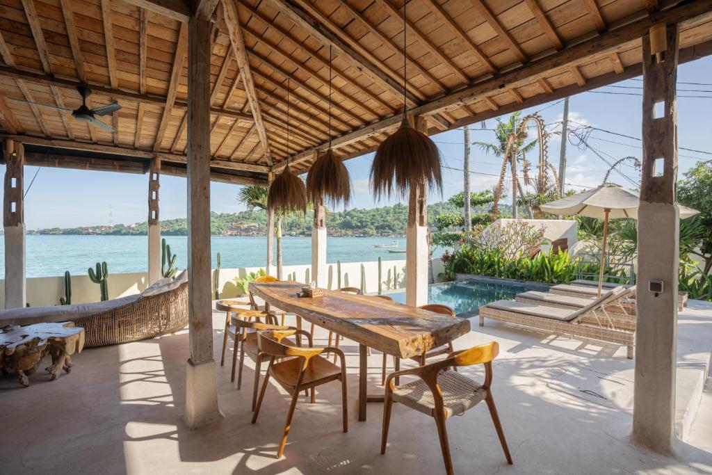 Sunset House Ceningan, 10 person beachview private villa, Nusa Lembongan (updated prices 2025)