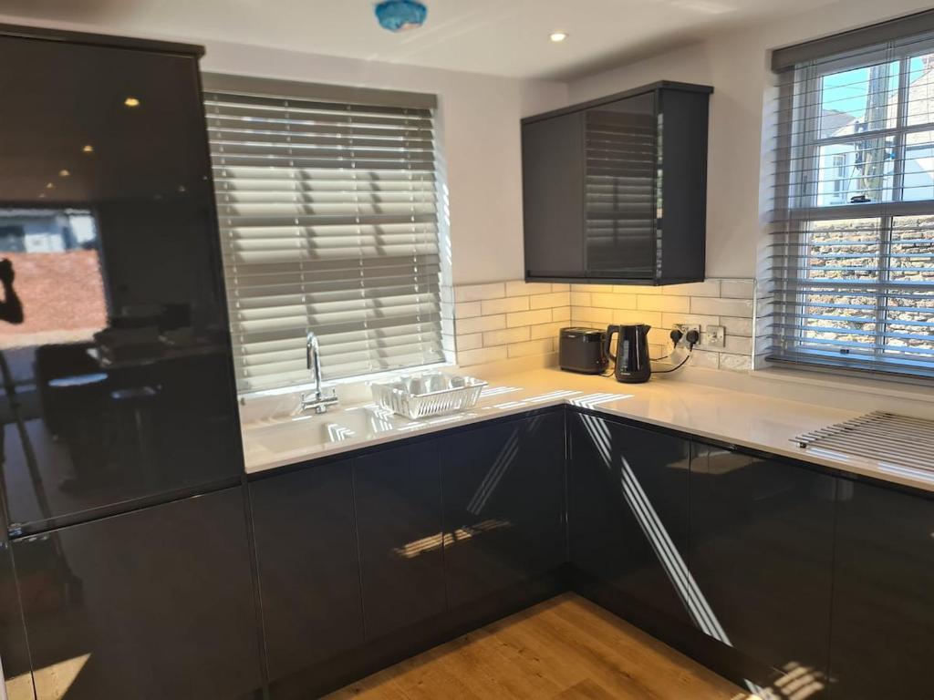 Number 10 - Stunning brand new house - sleeps 6 - free parking, Topsham ...