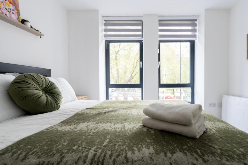 Stylish Modern Apartment by Aldgate East Station 2, London (updated ...