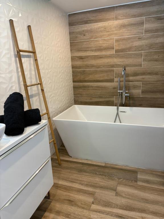 Maison de standing proche de la mer, Aimargues (updated prices 2025)