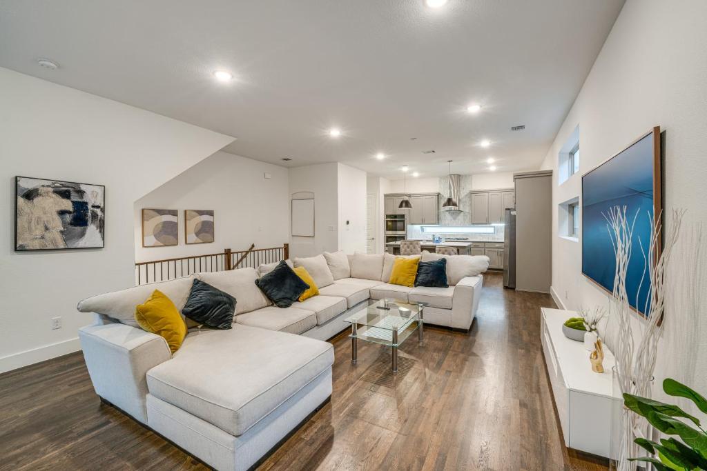 10 Mi to Dtwn Dallas Sleek Retreat with Balcony, Dallas (tarifs ...