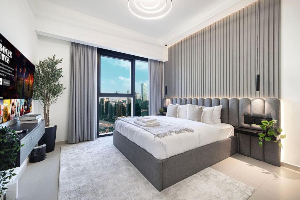 Burj Khalifa View and Dubai Mall walk - 2BR 10 Guests, Dubai (updated ...