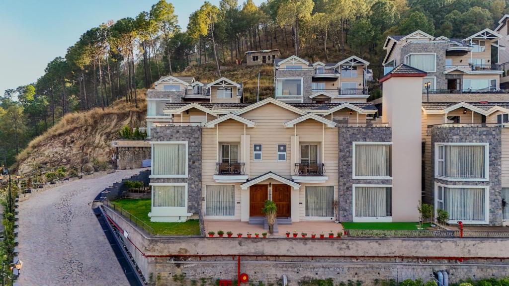 ELIVAAS privé Royce Cottage Hilltop 4 BHK Retreat With Indoor Bar ...