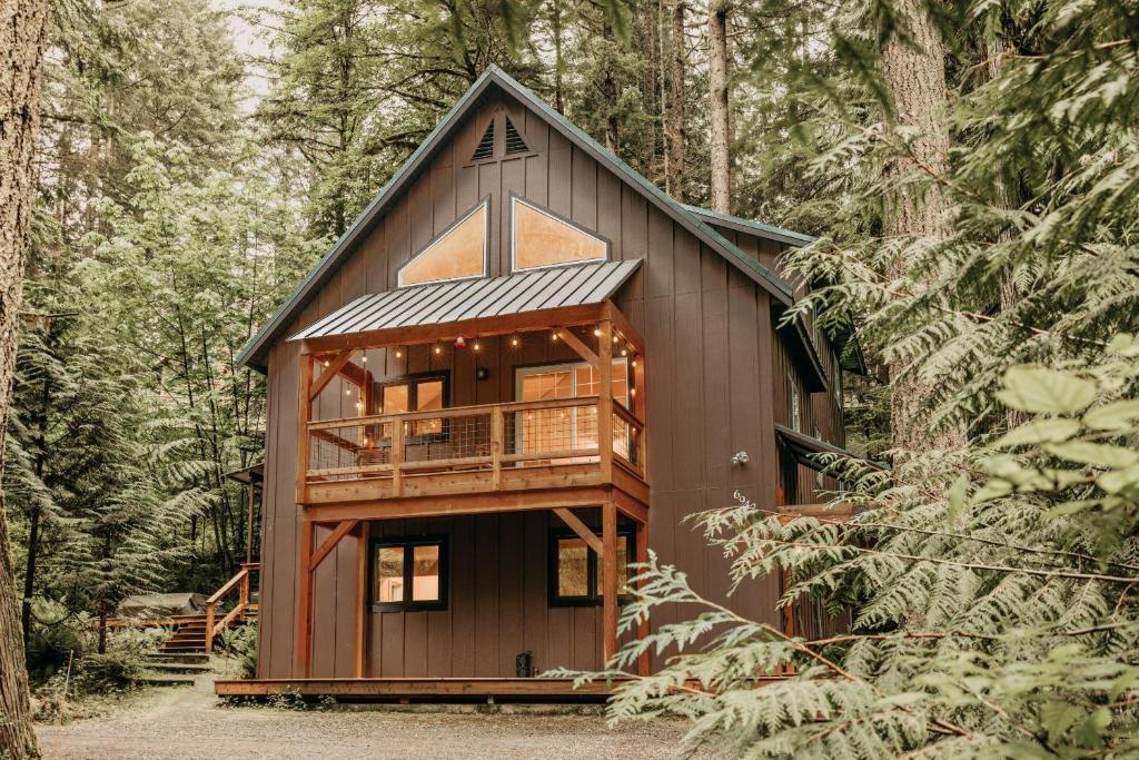 Snowline Cabin 69 - Upscale - Hot Tub - Wifi, Glacier (prezzi ...