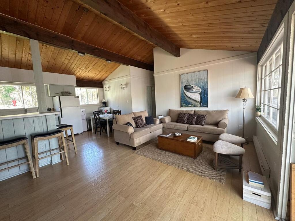 Cozy lakeside Cottage by Port Carling with Wifi, Windermere (актуальные ...