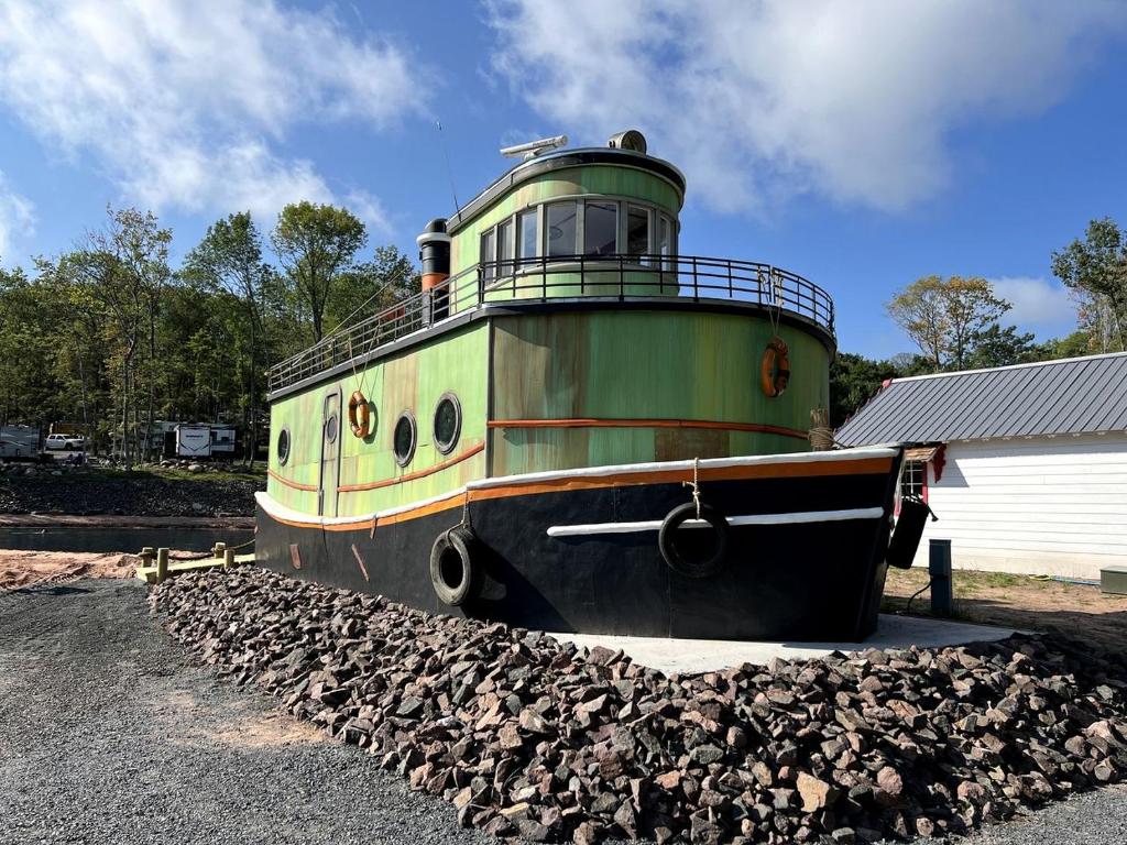 Experiment a Real Glamping Exterience at this Picturesque Boat in ...