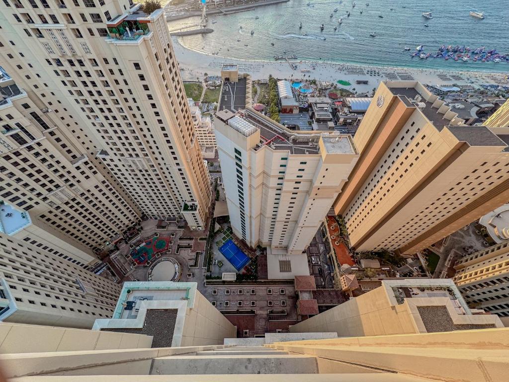 Panoramic sea view & Dubai Eye, Mins to JBR beach, Dubai (updated ...