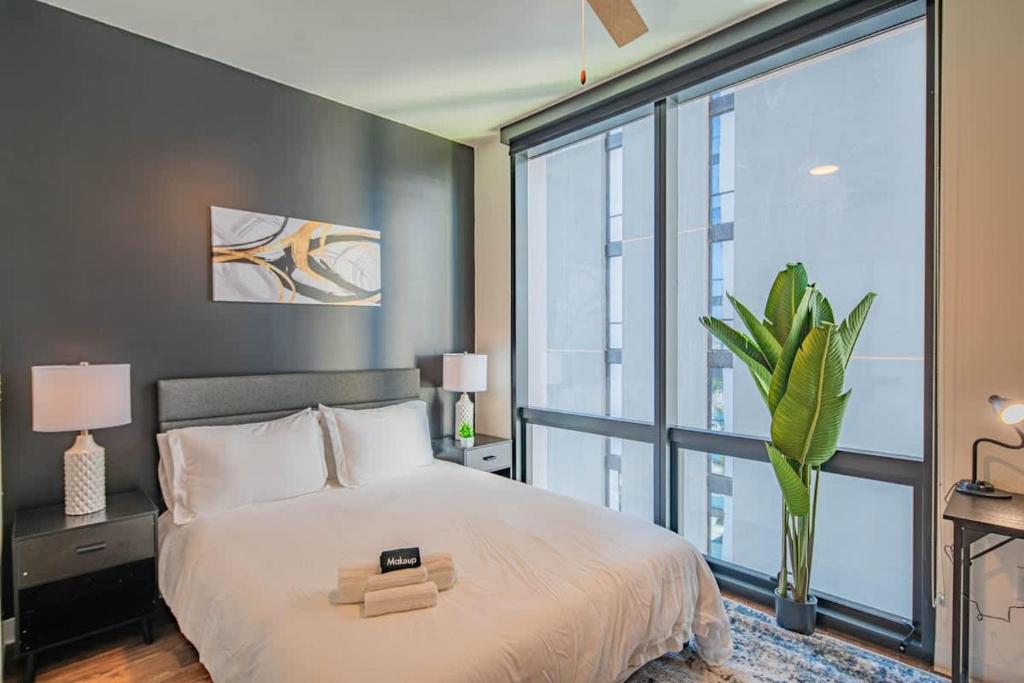 Chic Studio - Modern High Rise DT, Pool, Gym, Parking, Phoenix (updated ...
