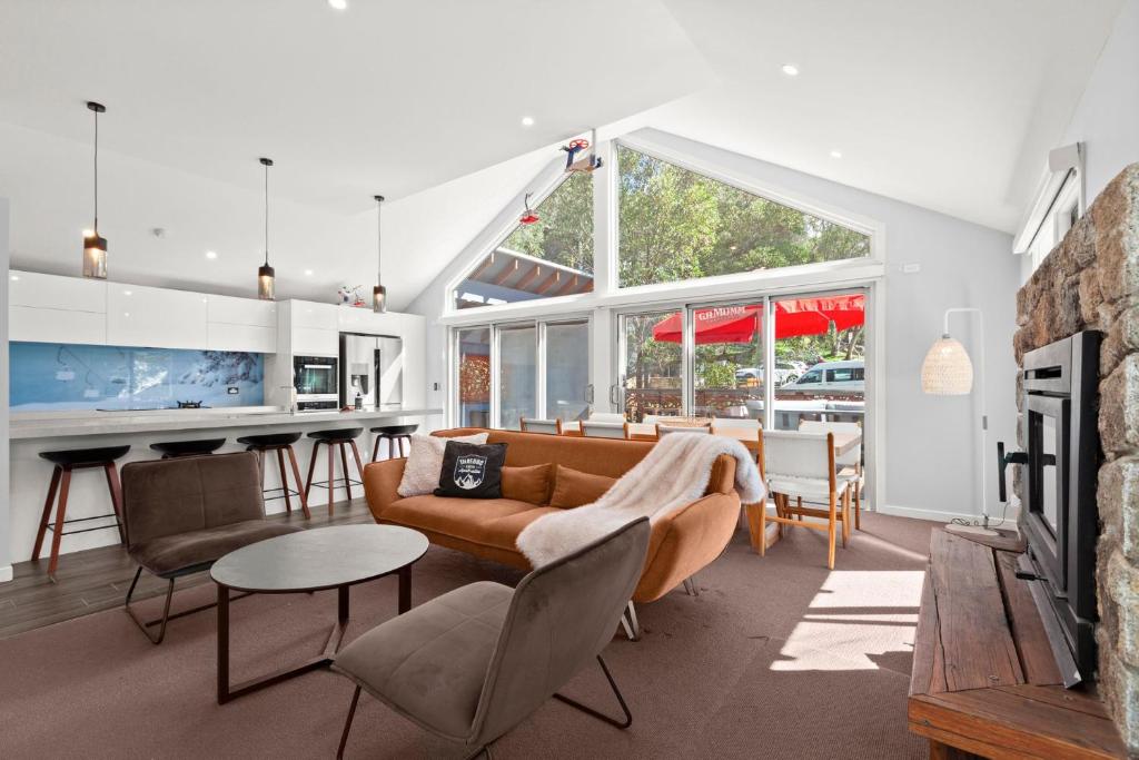 Feathers Lodge, Thredbo (updated prices 2025)