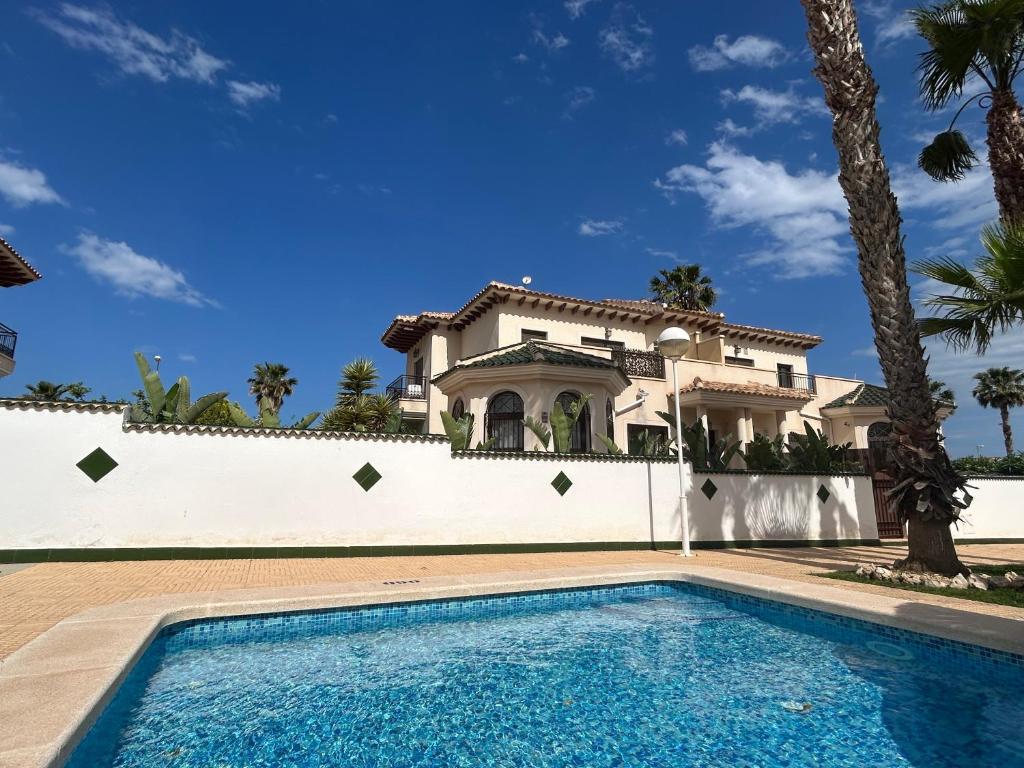 Casa Real, Ciudad Quesada की (2026 के लिए अपडेट हुई कीमत)
