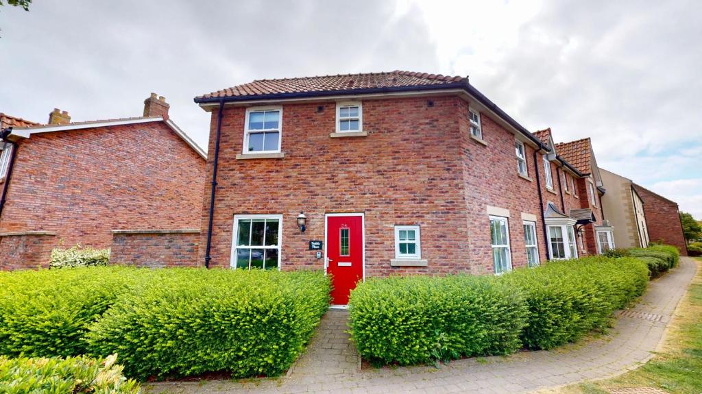 Pebble Place, sleeps 6, 1 small dog welcome, Filey (updated prices 2025)