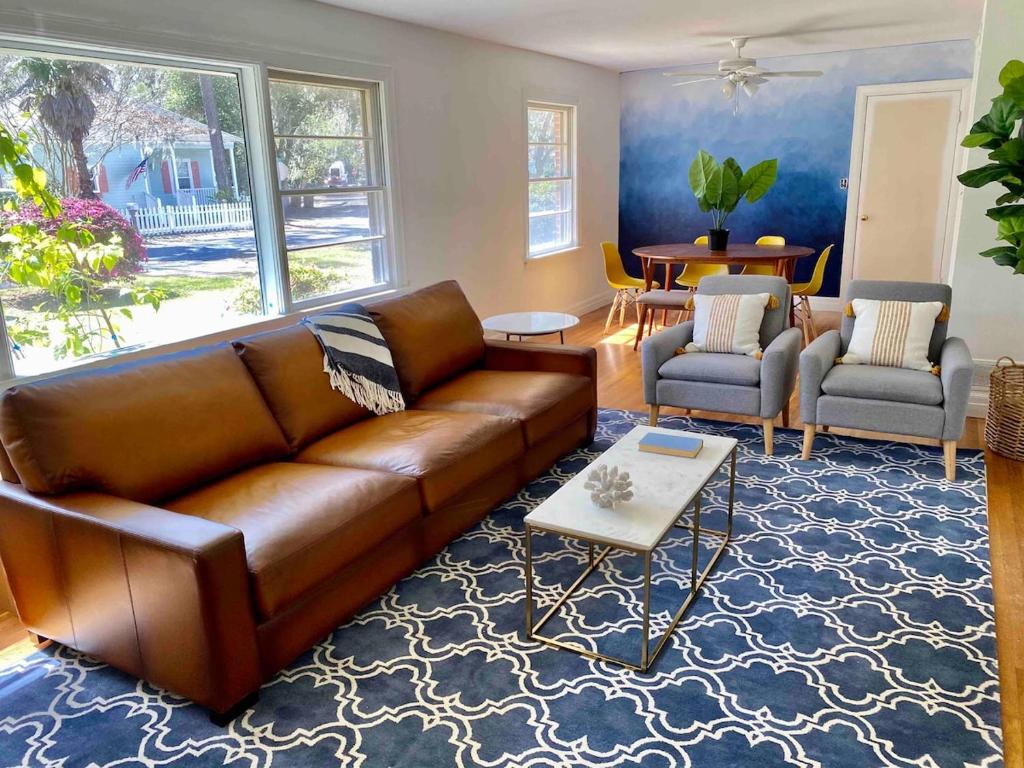 Stunning Coastal Charmer Near Downtown and Beach, Савана (обновени цени ...