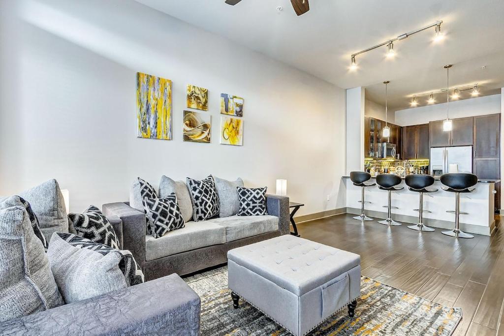 Welcome to Deets Place, Houston (updated prices 2026)