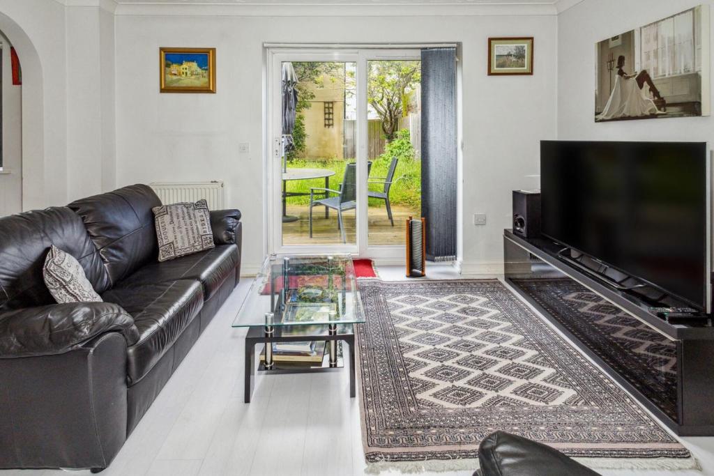 Urban Oasis - Modern 2B/2B Retreat Near Nature, Enfield Lock (updated ...