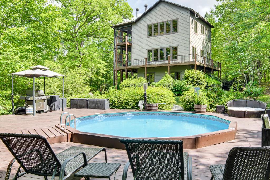 Hot Tub and Trail Access Treehouse in Landrum!, Landrum (updated prices ...