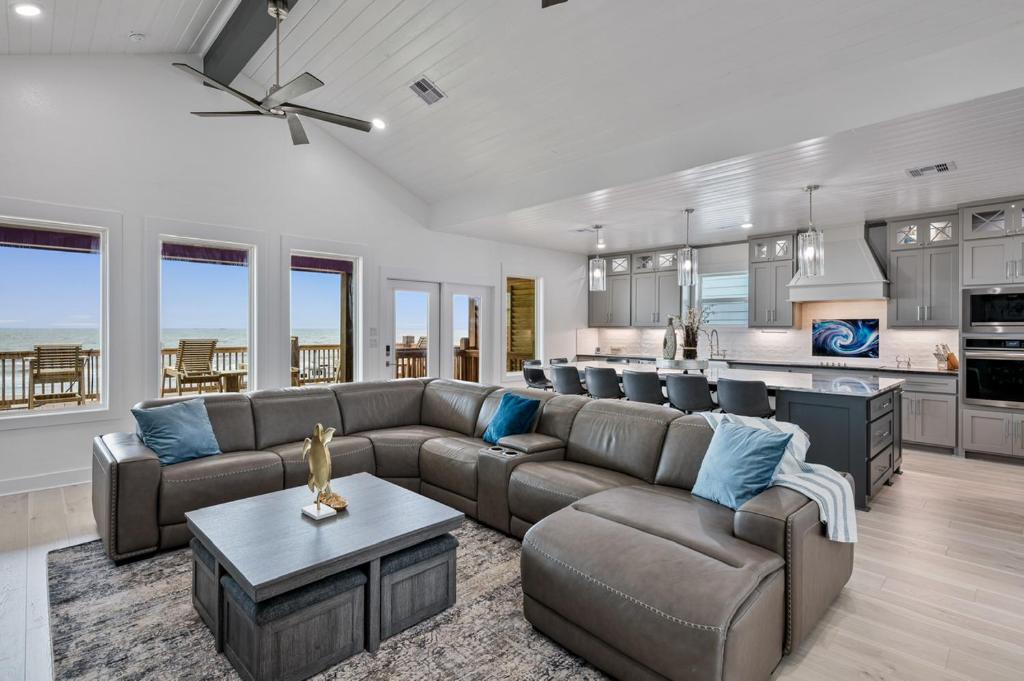 Always 5 O'clock Beachfront Hot Tub Luxury Game Area, Stingaree ...