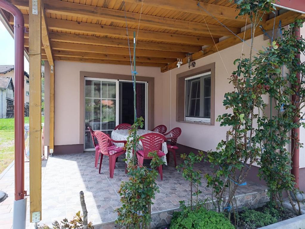 Charming Riverside Retreat, Smrdan (updated prices 2025)