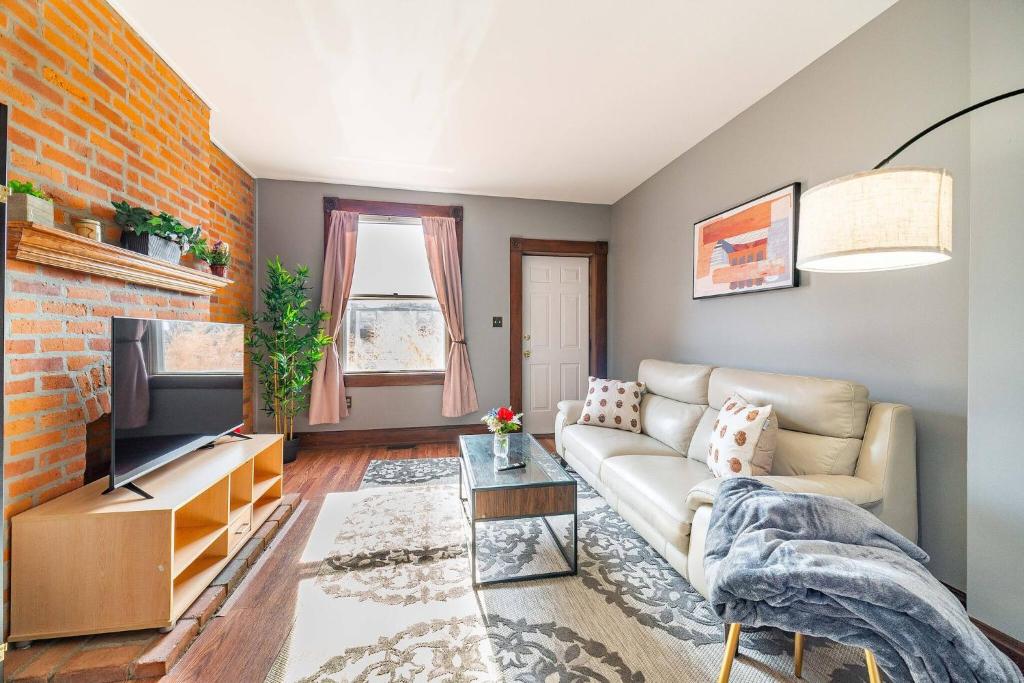 Cozy Brick-Short North Condo - (fenced yard) - OSU,‏ Milo (מחירים ...
