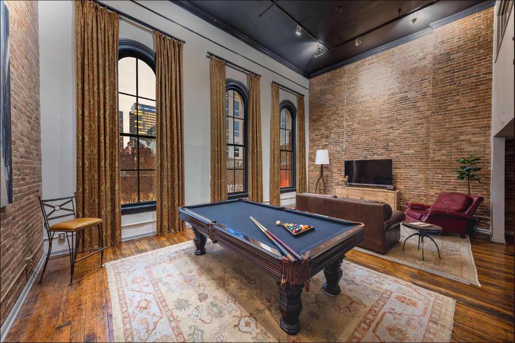 Beautiful Stay for Family 6 w Billiards in DT, Nashville (updated ...