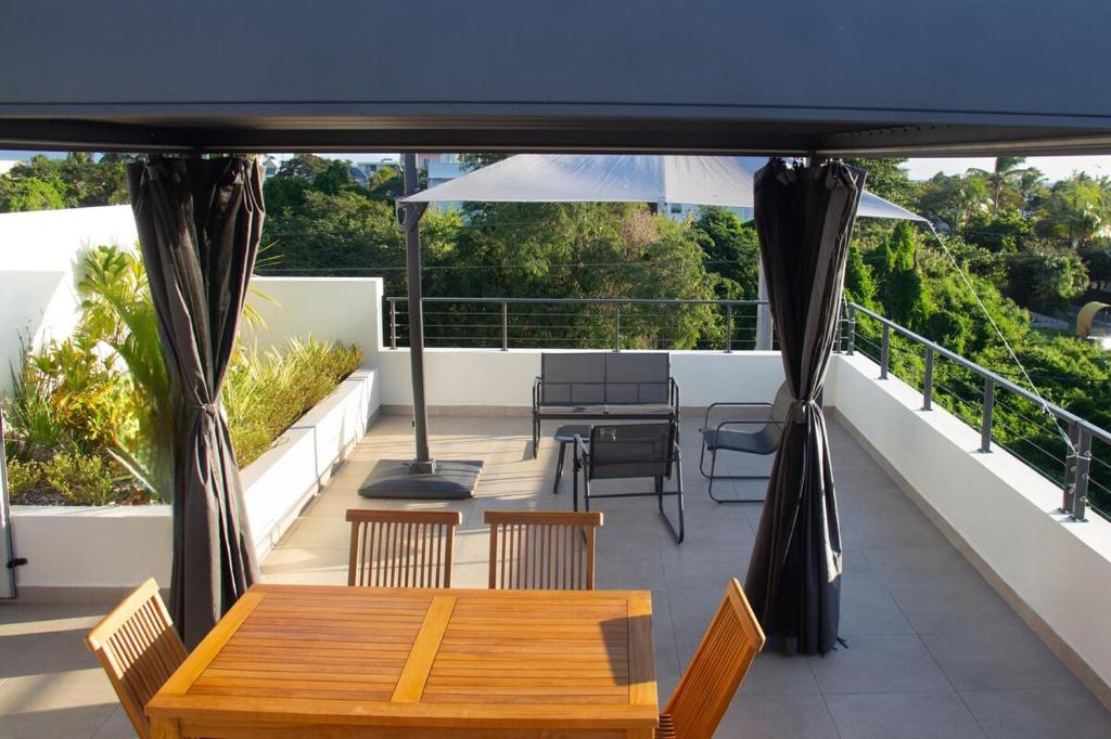 Mont Choisy 2BR with Private Rooftop and a Plunge Pool, Trou aux Biches ...