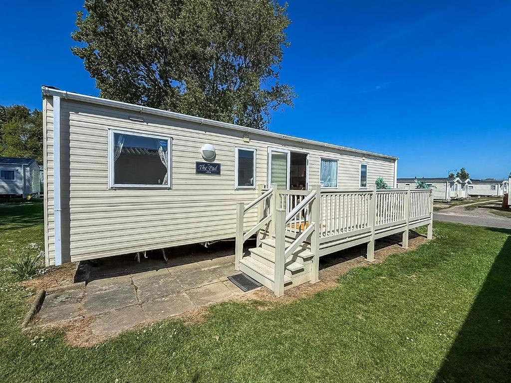 Lovely 6 Berth Caravan With Decking Nearby Scratby Beach Ref 50017B ...