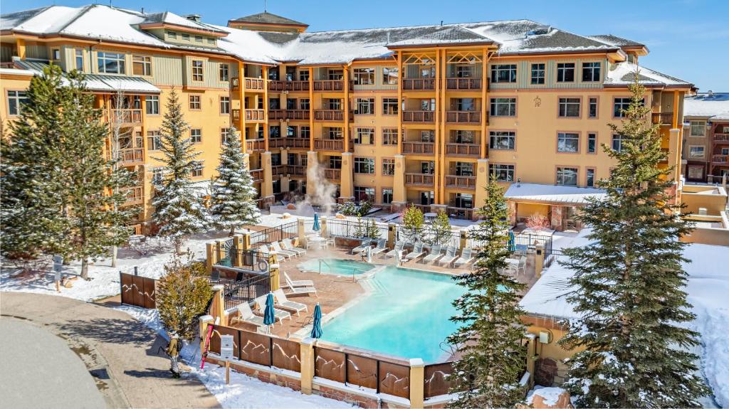 Unequalled Ski in Out, Next to Gondola, Sundial 1Br, Pool, Hot tub ...