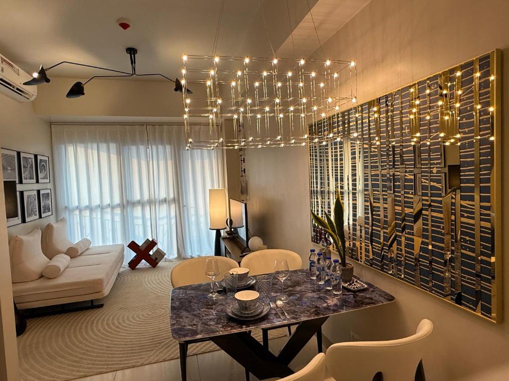 Luxurious Modern 1BR with Balcony Facing Infinity Pool Manila Bay ...