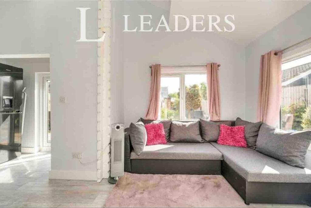 Adorable Self Contained detached annexe, Holmwood (updated prices 2026)