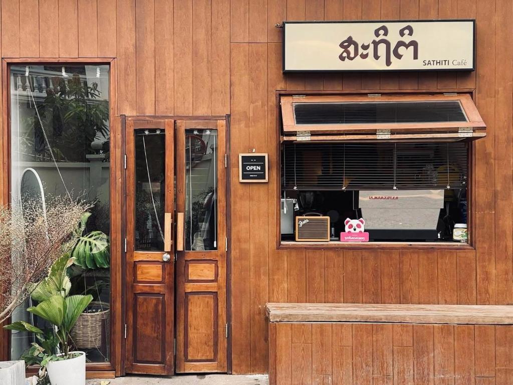 Sathiti Cafe & Bed, 100 mt from Sihom Night Market, Vientiane (updated ...