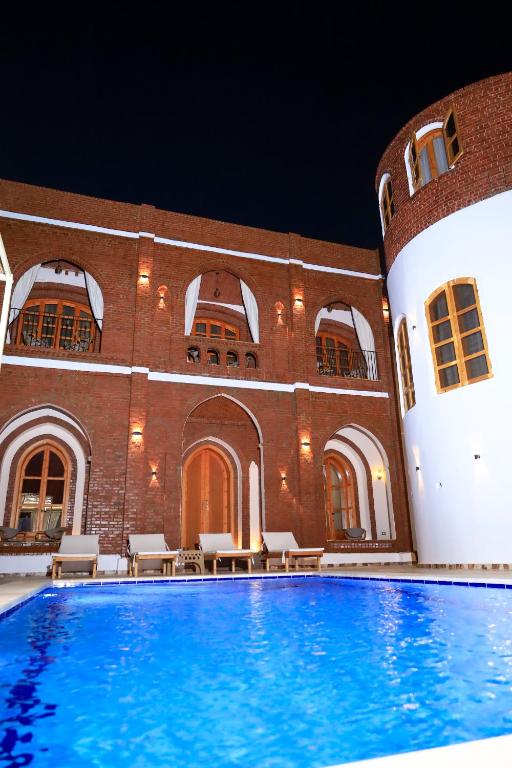 Golden Land, ‘Ezbet Abu Ḥabashi (updated prices 2026)