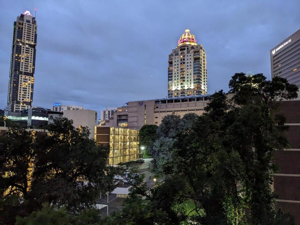 The Lineal City Apartment in heart of Sandton with Backup Water and ...