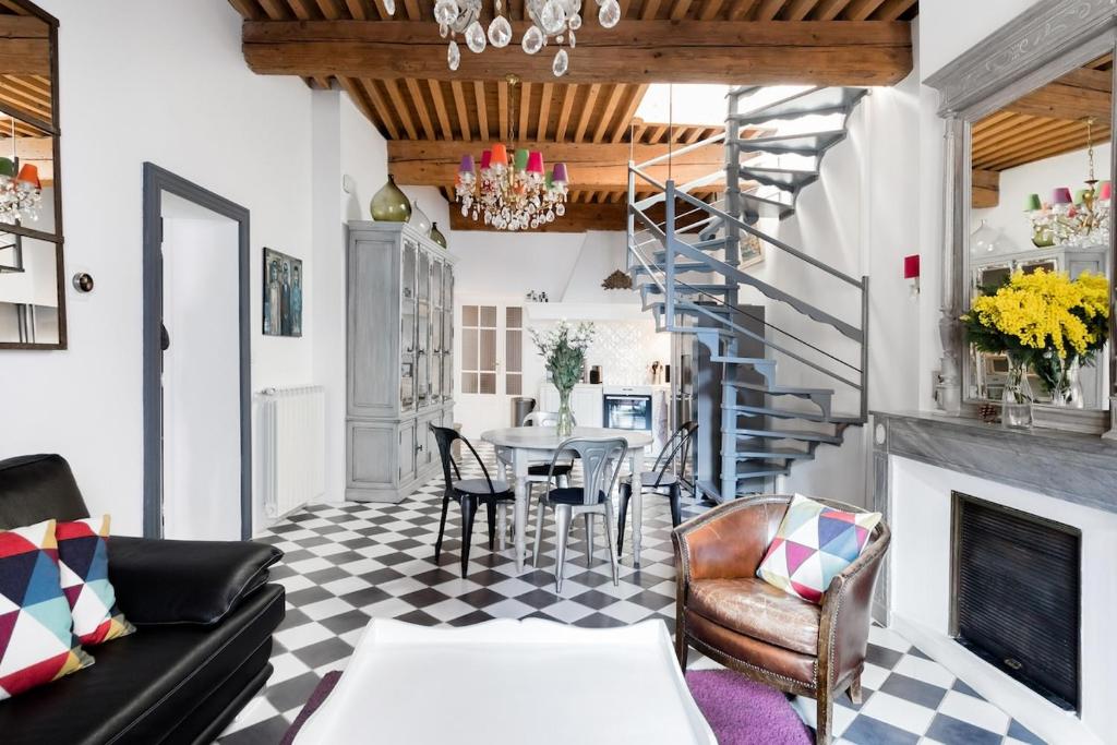 Modern Provençal Village House of 1300 Square Feet, Saint-Rémy-de ...