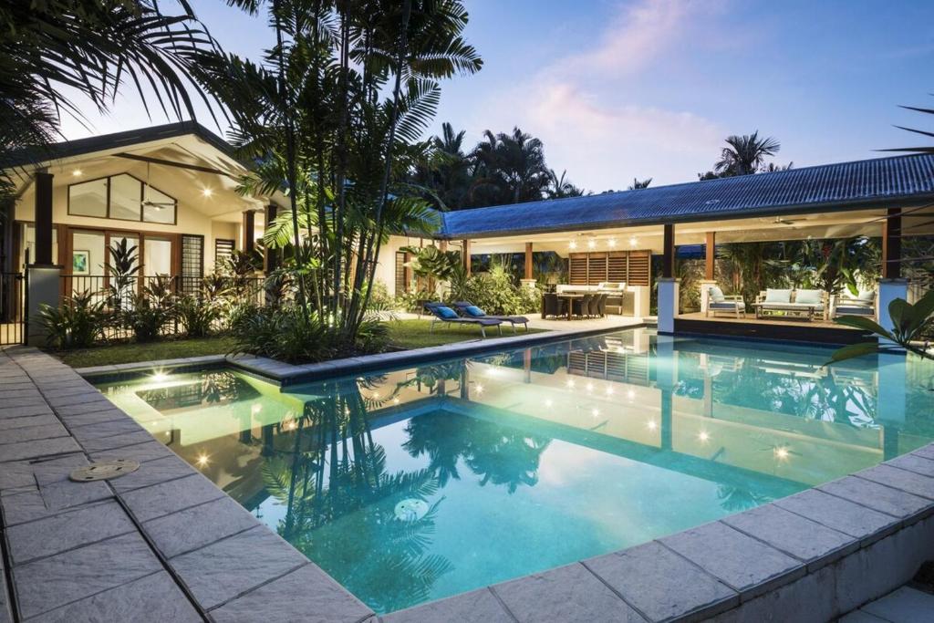 A PEARL on Absolute Beachfront!, Cooya Beach (updated prices 2026)