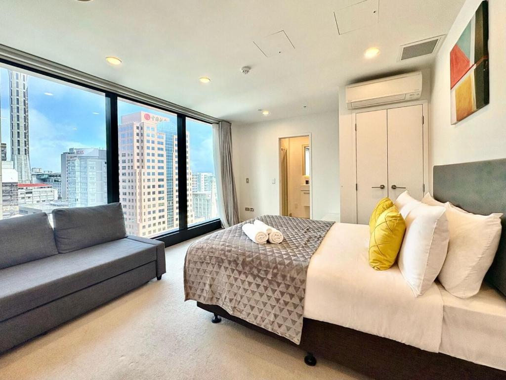 Spacious CBD Studio with AC and Skyline Window Views, Auckland (updated prices 2025)